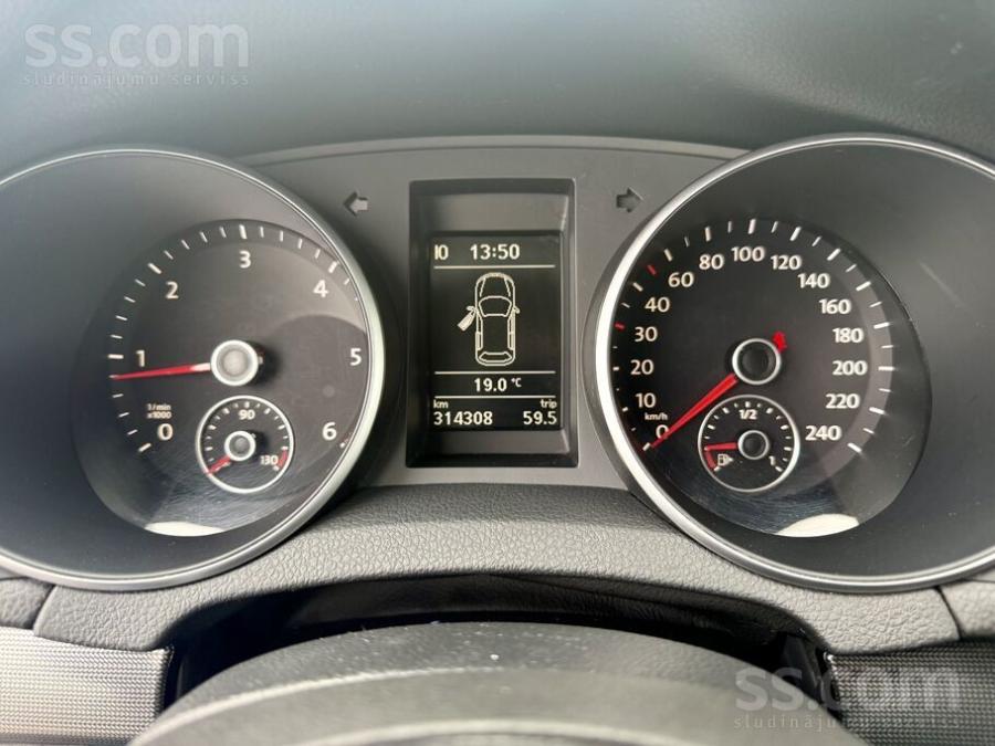 Grey Volkswagen Golf 2011 in Riga, with an engine capacity of 1.60 L and mileage of 0 thousand km for 4550 €, photo 16 on AUTOMOTO.COM.LV