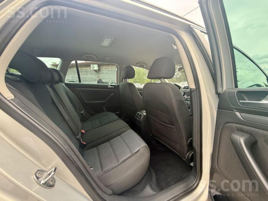 Grey Volkswagen Golf 2011 in Riga, with an engine capacity of 1.60 L and mileage of 0 thousand km for 4550 €, photo 20 on AUTOMOTO.COM.LV