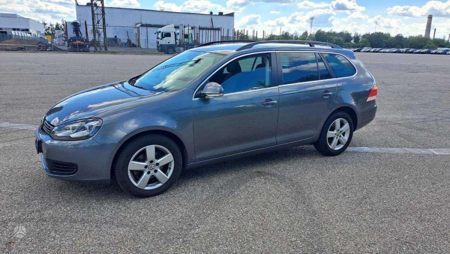 Grey Volkswagen Golf 2011 in Marijampole, with an engine capacity of 1.60 L and mileage of 239 thousand km for 3799 €, photo 1 on AUTOMOTO.COM.LV