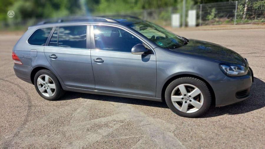 Grey Volkswagen Golf 2011 in Marijampole, with an engine capacity of 1.60 L and mileage of 239 thousand km for 3799 €, photo 5 on AUTOMOTO.COM.LV