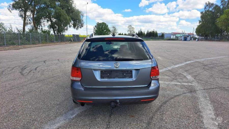 Grey Volkswagen Golf 2011 in Marijampole, with an engine capacity of 1.60 L and mileage of 239 thousand km for 3799 €, photo 6 on AUTOMOTO.COM.LV