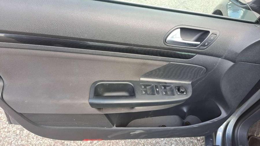Grey Volkswagen Golf 2011 in Marijampole, with an engine capacity of 1.60 L and mileage of 239 thousand km for 3799 €, photo 11 on AUTOMOTO.COM.LV
