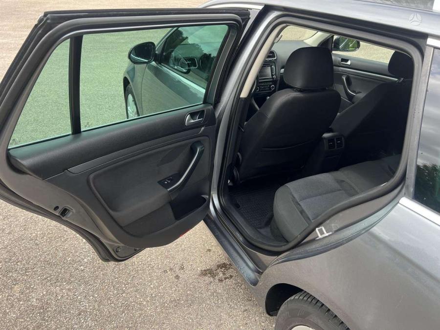 Grey Volkswagen Golf 2011 in Alytus, with an engine capacity of 1.60 L and mileage of 297 thousand km for 4750 €, photo 15 on AUTOMOTO.COM.LV