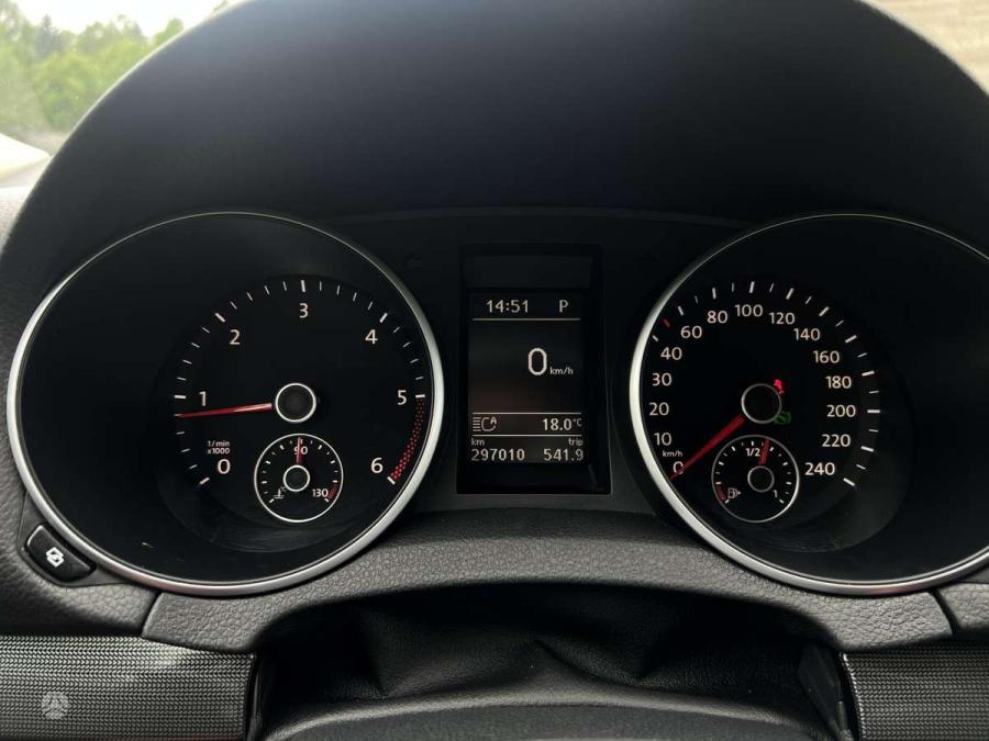 Grey Volkswagen Golf 2011 in Alytus, with an engine capacity of 1.60 L and mileage of 297 thousand km for 4750 €, photo 20 on AUTOMOTO.COM.LV
