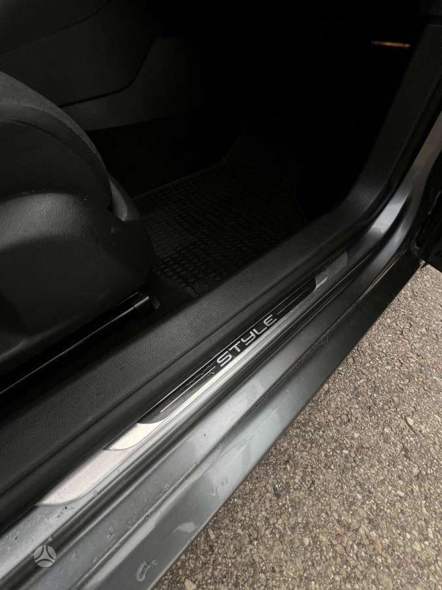 Grey Volkswagen Golf 2011 in Alytus, with an engine capacity of 1.60 L and mileage of 297 thousand km for 4750 €, photo 26 on AUTOMOTO.COM.LV