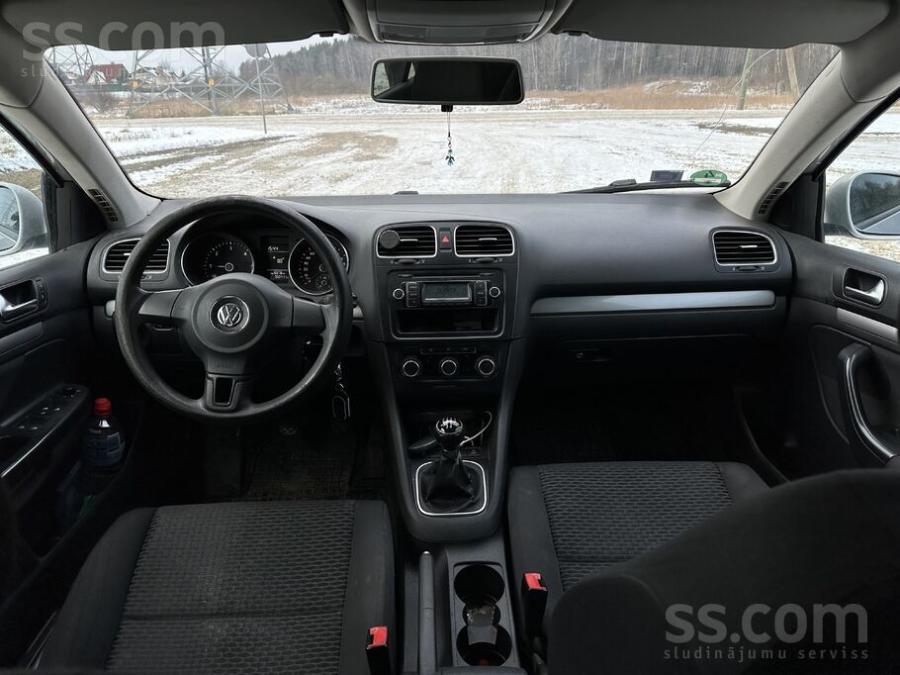 Grey Volkswagen Golf 2011 in Riga, with an engine capacity of 1.60 L and mileage of 368 thousand km for 2500 €, photo 7 on AUTOMOTO.COM.LV