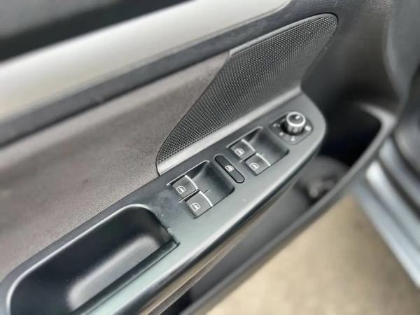 Pelēks Volkswagen Golf 2011 Jēkabpils, ar dzinēja tilpumu 2.00 L un nobraukumu 351 tūkst. km par 4500 €, foto 9 vietnē AUTOMOTO.COM.LV