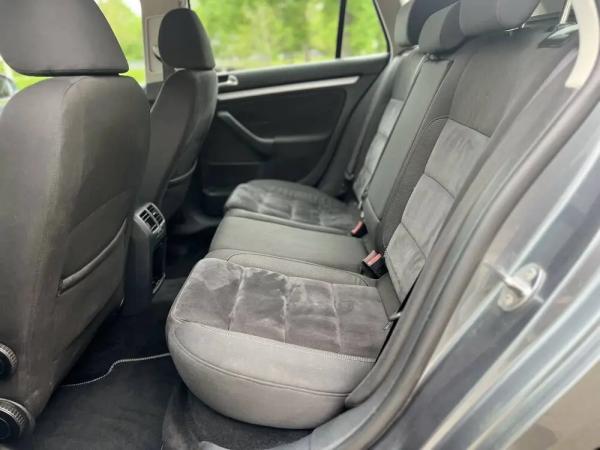 Pelēks Volkswagen Golf 2011 Jēkabpils, ar dzinēja tilpumu 2.00 L un nobraukumu 351 tūkst. km par 4500 €, foto 10 vietnē AUTOMOTO.COM.LV