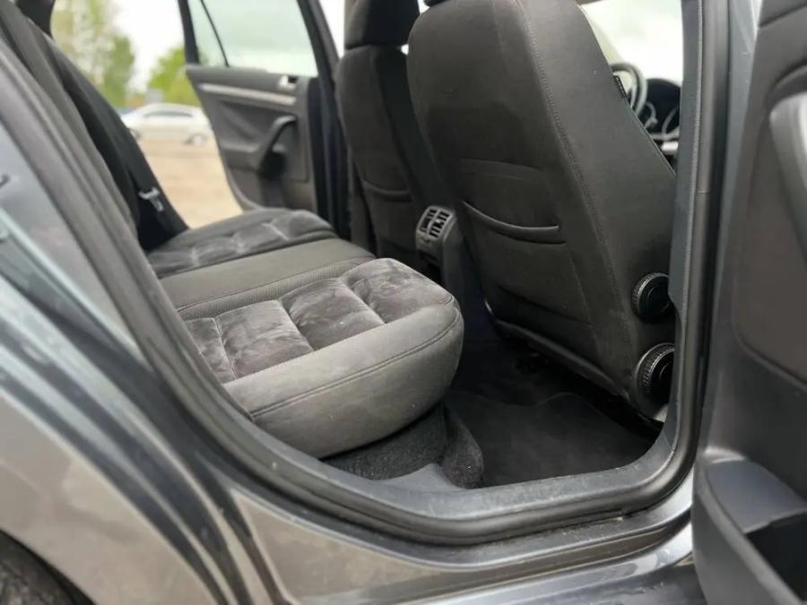 Pelēks Volkswagen Golf 2011 Jēkabpils, ar dzinēja tilpumu 2.00 L un nobraukumu 351 tūkst. km par 4500 €, foto 12 vietnē AUTOMOTO.COM.LV
