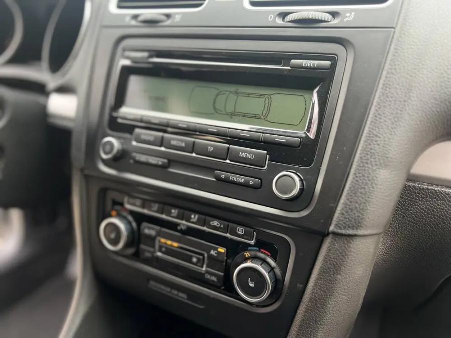 Pelēks Volkswagen Golf 2011 Jēkabpils, ar dzinēja tilpumu 2.00 L un nobraukumu 351 tūkst. km par 4500 €, foto 14 vietnē AUTOMOTO.COM.LV