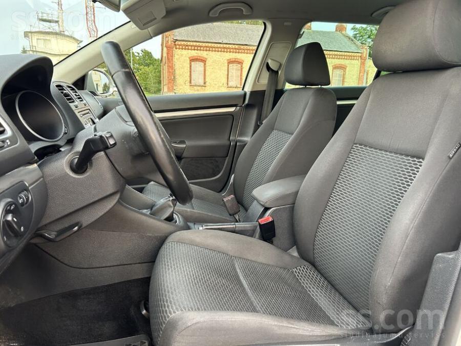 Grey Volkswagen Golf 2011 in Ventspils, with an engine capacity of 1.60 L and mileage of 274 thousand km for 2600 €, photo 9 on AUTOMOTO.COM.LV