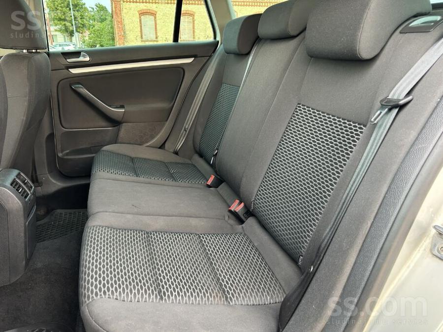 Grey Volkswagen Golf 2011 in Ventspils, with an engine capacity of 1.60 L and mileage of 274 thousand km for 2600 €, photo 12 on AUTOMOTO.COM.LV