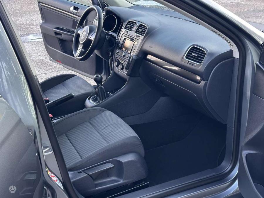 Pelēks Volkswagen Golf 2011 Jonava, ar dzinēja tilpumu 1.60 L un nobraukumu 298 tūkst. km par 3850 €, foto 28 vietnē AUTOMOTO.COM.LV