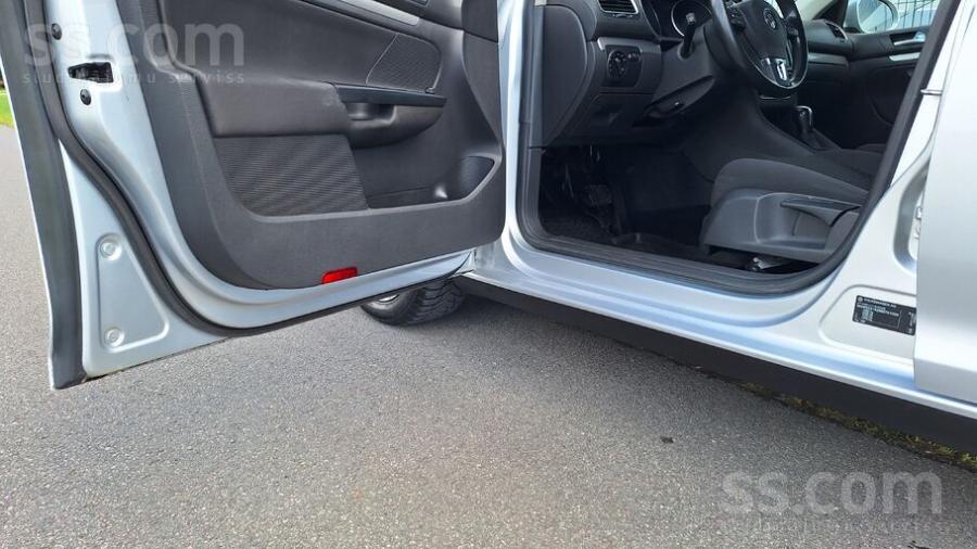 Pelēks Volkswagen Golf 2011 Rīga, ar dzinēja tilpumu 1.60 L un nobraukumu 289 tūkst. km par 2500 €, foto 23 vietnē AUTOMOTO.COM.LV