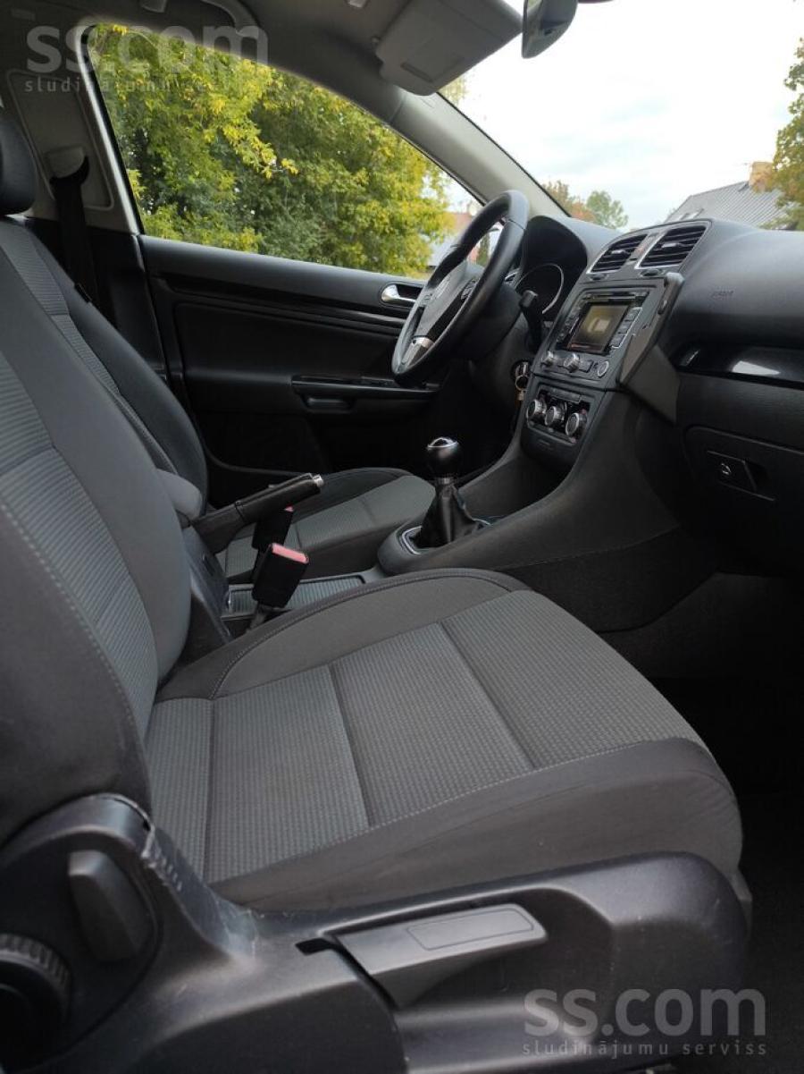 Grey Volkswagen Golf 2011 in Jelgava, with an engine capacity of 1.60 L and mileage of 240 thousand km for 4650 €, photo 12 on AUTOMOTO.COM.LV