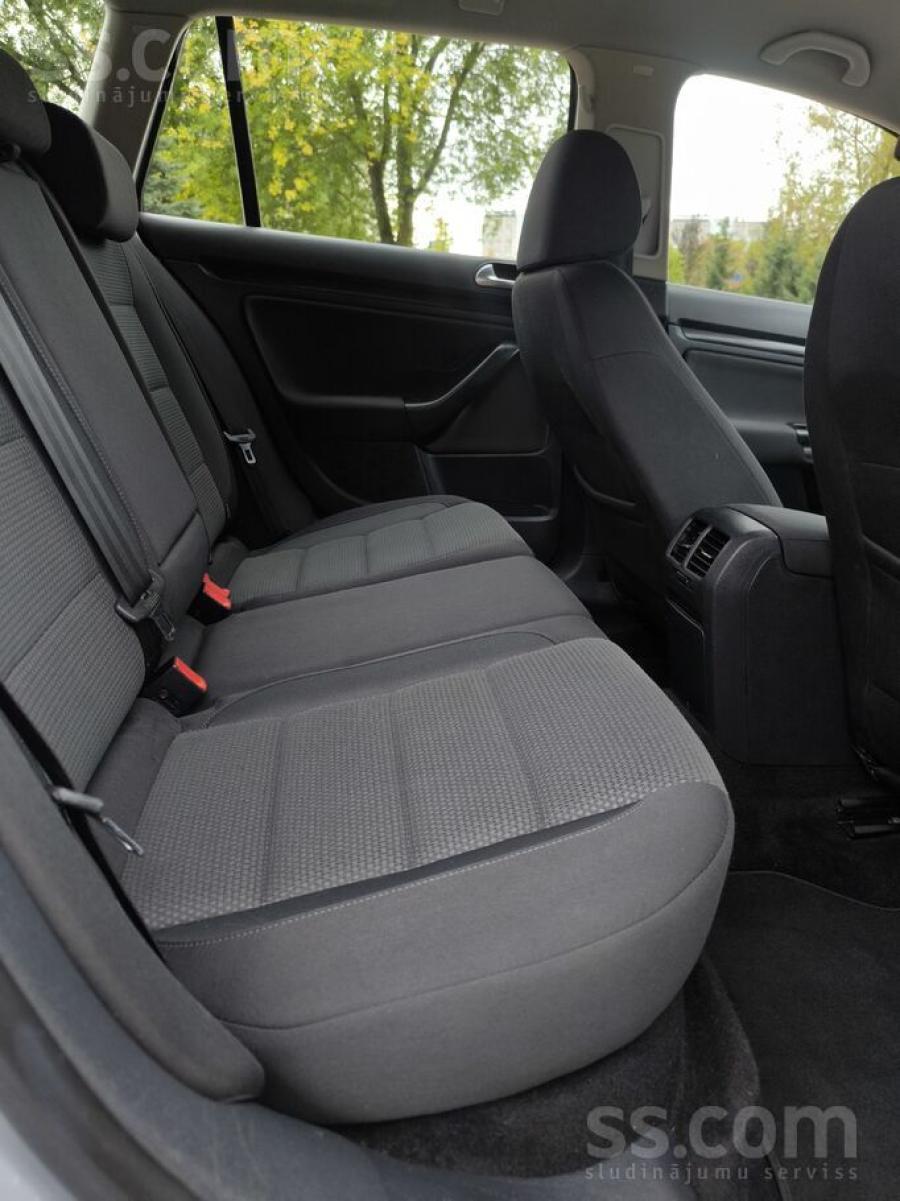 Grey Volkswagen Golf 2011 in Jelgava, with an engine capacity of 1.60 L and mileage of 240 thousand km for 4650 €, photo 13 on AUTOMOTO.COM.LV