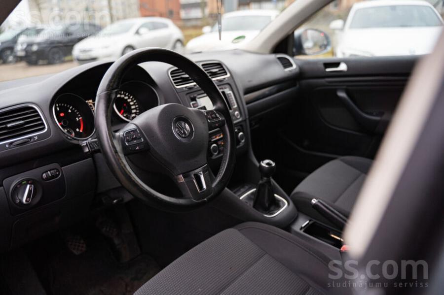 Grey Volkswagen Golf 2012 in Liepaja, with an engine capacity of 1.60 L and mileage of 277 thousand km for 4700 €, photo 15 on AUTOMOTO.COM.LV