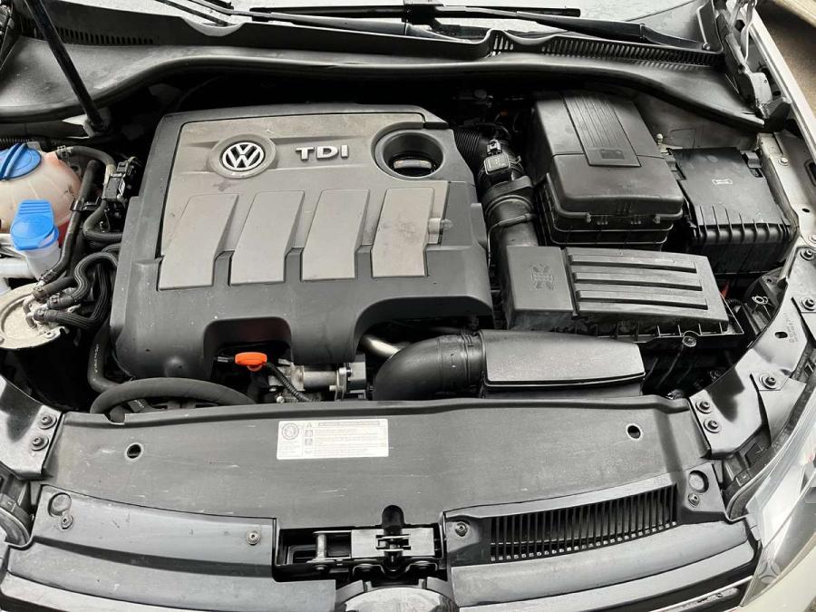 Grey Volkswagen Golf 2012 in Siauliai, with an engine capacity of 1.60 L and mileage of 317 thousand km for 1600 €, photo 2 on AUTOMOTO.COM.LV