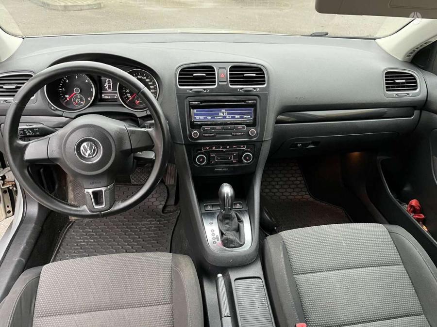 Grey Volkswagen Golf 2012 in Siauliai, with an engine capacity of 1.60 L and mileage of 317 thousand km for 1600 €, photo 11 on AUTOMOTO.COM.LV