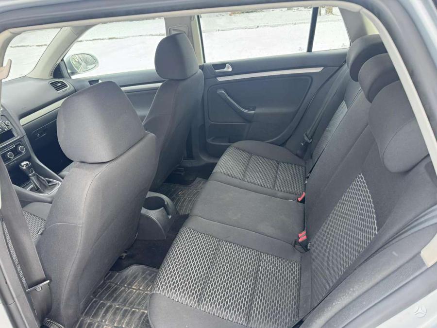 Grey Volkswagen Golf 2012 in Vilnius, with an engine capacity of 1.60 L and mileage of 274 thousand km for 1600 €, photo 6 on AUTOMOTO.COM.LV