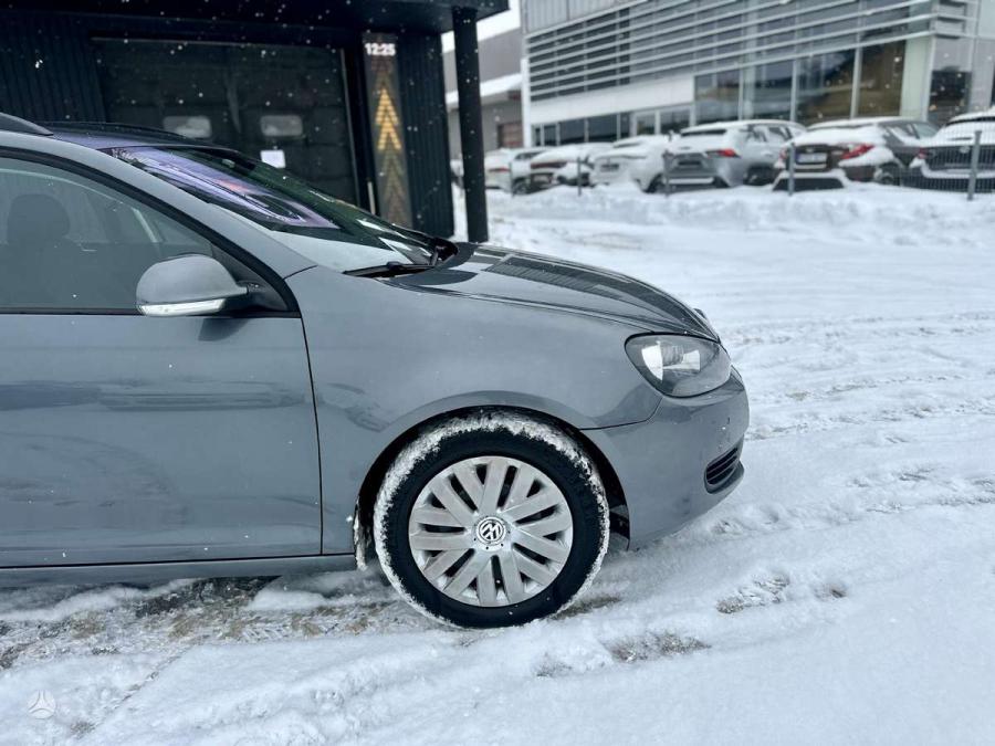 Grey Volkswagen Golf 2012 in Siauliai, with an engine capacity of 1.60 L and mileage of 247 thousand km for 4100 €, photo 4 on AUTOMOTO.COM.LV