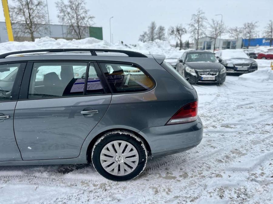Grey Volkswagen Golf 2012 in Siauliai, with an engine capacity of 1.60 L and mileage of 247 thousand km for 4100 €, photo 10 on AUTOMOTO.COM.LV