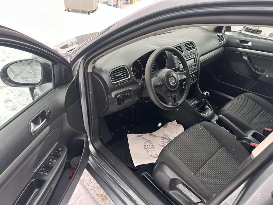 Grey Volkswagen Golf 2012 in Siauliai, with an engine capacity of 1.60 L and mileage of 247 thousand km for 4100 €, photo 12 on AUTOMOTO.COM.LV