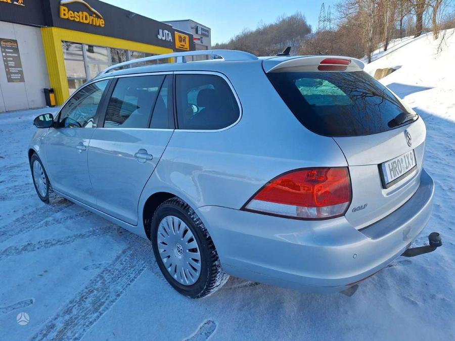 Grey Volkswagen Golf 2012 in Jonava, with an engine capacity of 1.60 L and mileage of 285 thousand km for 3700 €, photo 9 on AUTOMOTO.COM.LV