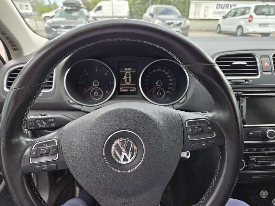 Grey Volkswagen Golf 2012 in Marijampole, with an engine capacity of 1.60 L and mileage of 282 thousand km for 2500 €, photo 9 on AUTOMOTO.COM.LV