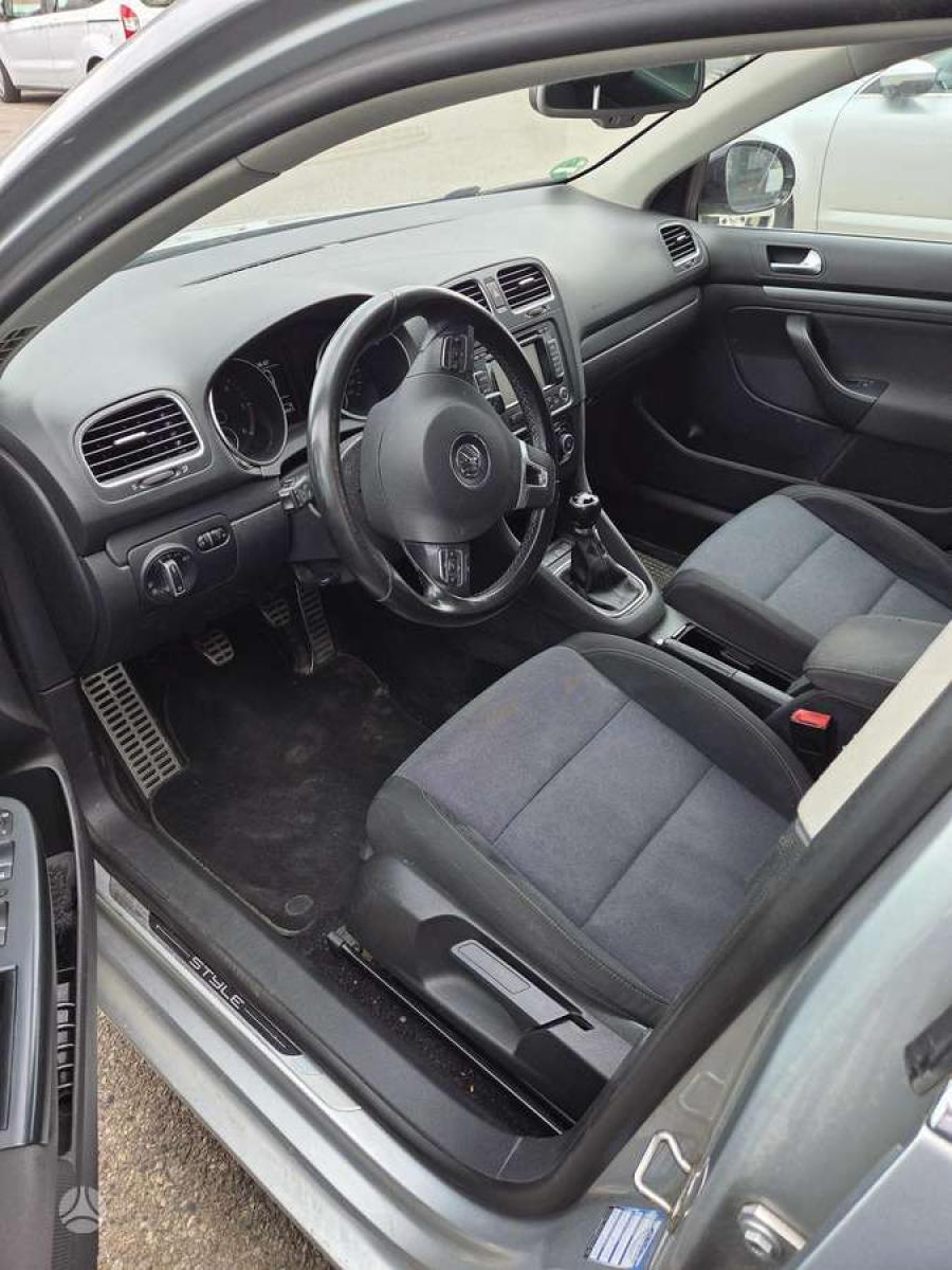 Grey Volkswagen Golf 2012 in Marijampole, with an engine capacity of 1.60 L and mileage of 282 thousand km for 2500 €, photo 10 on AUTOMOTO.COM.LV