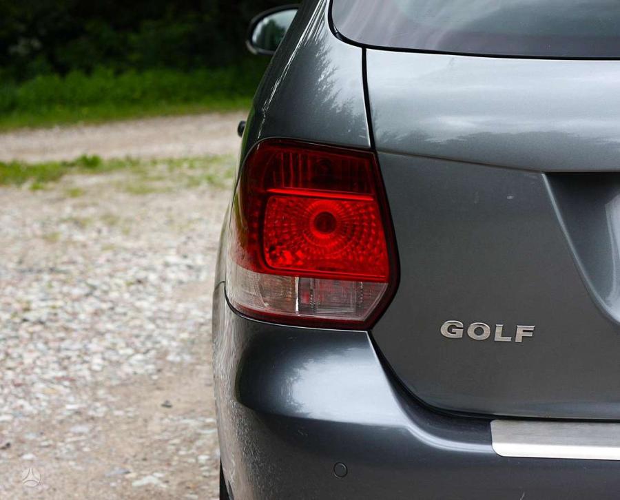Grey Volkswagen Golf 2012 in Kretinga, with an engine capacity of 1.60 L and mileage of 349 thousand km for 4499 €, photo 13 on AUTOMOTO.COM.LV