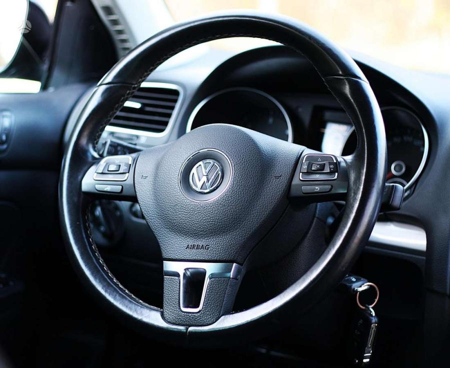 Grey Volkswagen Golf 2012 in Kretinga, with an engine capacity of 1.60 L and mileage of 349 thousand km for 4499 €, photo 26 on AUTOMOTO.COM.LV