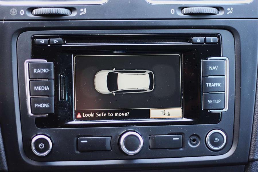 Grey Volkswagen Golf 2012 in Kretinga, with an engine capacity of 1.60 L and mileage of 349 thousand km for 4499 €, photo 27 on AUTOMOTO.COM.LV