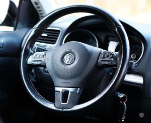 Grey Volkswagen Golf 2012 in Kretinga, with an engine capacity of 1.60 L and mileage of 349 thousand km for 4199 €, photo 26 on AUTOMOTO.COM.LV