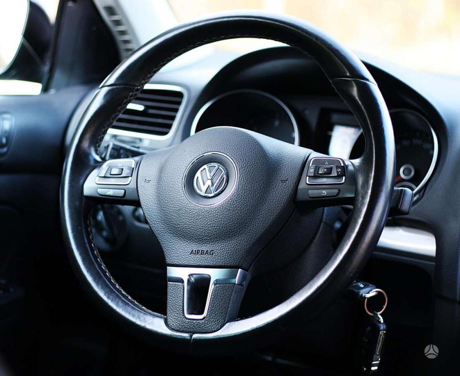 Grey Volkswagen Golf 2012 in Kretinga, with an engine capacity of 1.60 L and mileage of 349 thousand km for 4199 €, photo 26 on AUTOMOTO.COM.LV