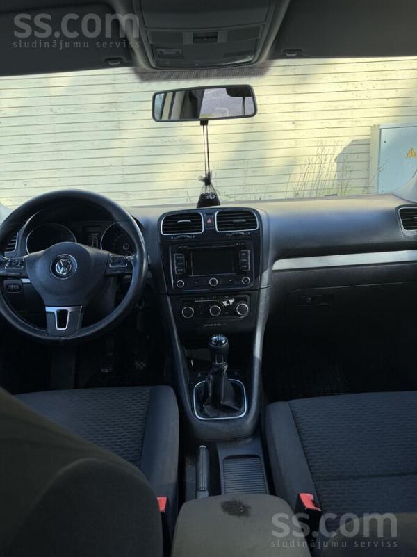 Grey Volkswagen Golf 2012 in Valmiera, with an engine capacity of 1.60 L and mileage of 425 thousand km for 2200 €, photo 7 on AUTOMOTO.COM.LV