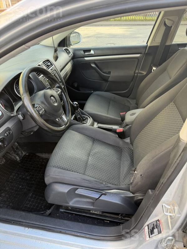 Grey Volkswagen Golf 2012 in Valmiera, with an engine capacity of 1.60 L and mileage of 425 thousand km for 2200 €, photo 8 on AUTOMOTO.COM.LV