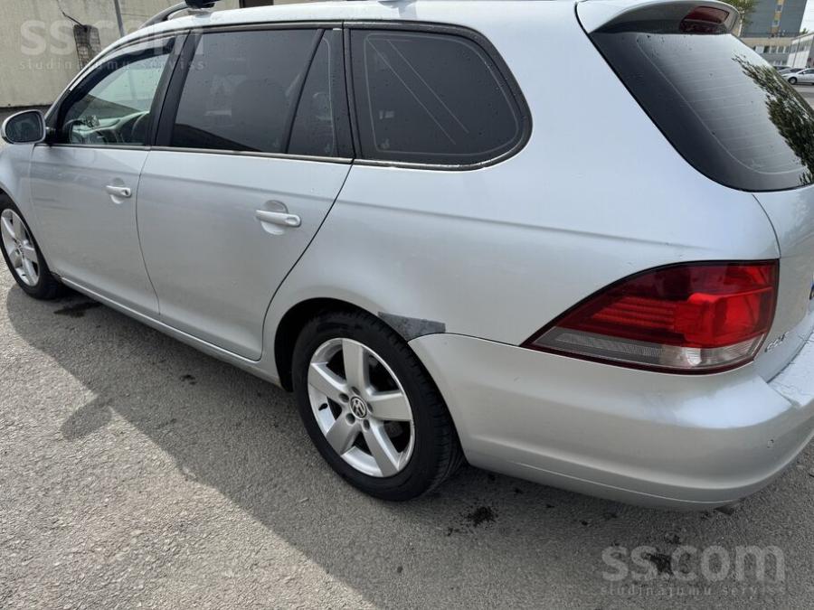 Grey Volkswagen Golf 2013 in Riga, with an engine capacity of 1.60 L and mileage of 272 thousand km for 2700 €, photo 4 on AUTOMOTO.COM.LV