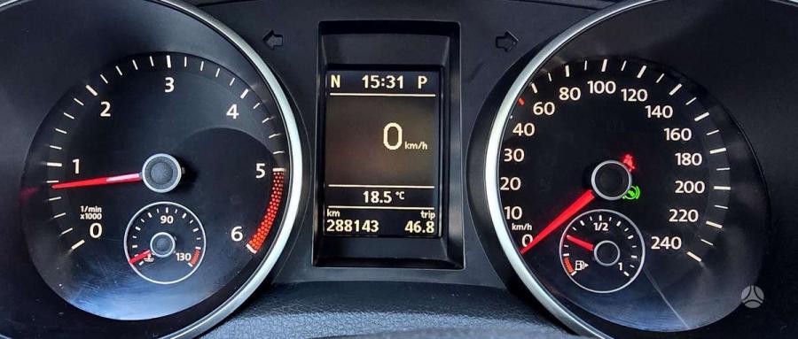 Grey Volkswagen Golf 2013 in Kretinga, with an engine capacity of 1.60 L and mileage of 288 thousand km for 4750 €, photo 6 on AUTOMOTO.COM.LV