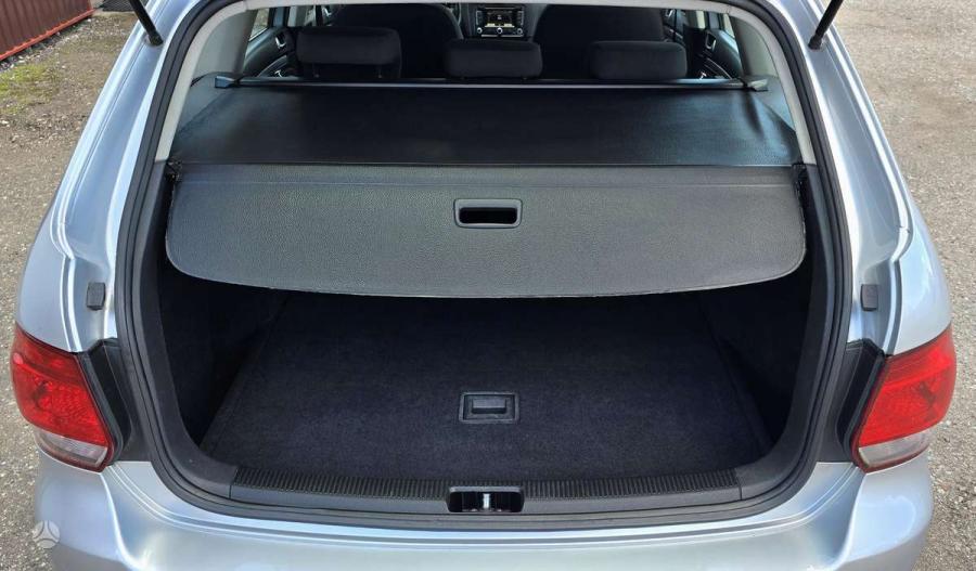 Grey Volkswagen Golf 2013 in Kretinga, with an engine capacity of 1.60 L and mileage of 288 thousand km for 4750 €, photo 16 on AUTOMOTO.COM.LV