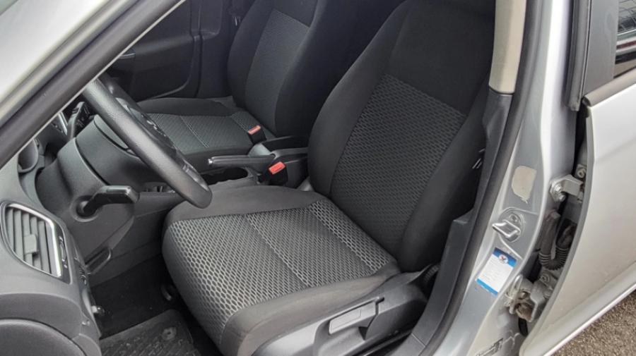Grey Volkswagen Golf 2013 in Riga, with an engine capacity of 1.60 L and mileage of 238 thousand km for 4550 €, photo 6 on AUTOMOTO.COM.LV