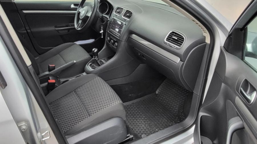 Grey Volkswagen Golf 2013 in Riga, with an engine capacity of 1.60 L and mileage of 238 thousand km for 4550 €, photo 8 on AUTOMOTO.COM.LV