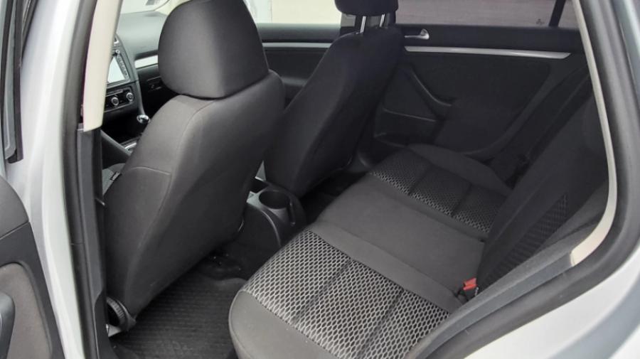 Grey Volkswagen Golf 2013 in Riga, with an engine capacity of 1.60 L and mileage of 238 thousand km for 4550 €, photo 9 on AUTOMOTO.COM.LV