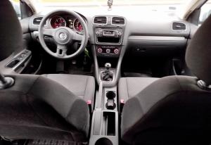 Grey Volkswagen Golf 2013 in Riga, with an engine capacity of 1.60 L and mileage of 315 thousand km for 3990 €, photo 4 on AUTOMOTO.COM.LV