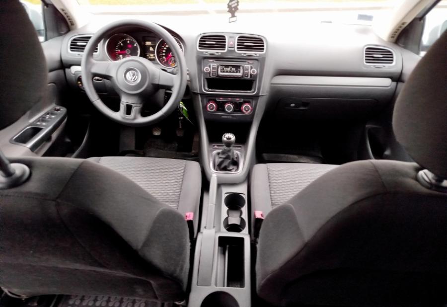 Grey Volkswagen Golf 2013 in Riga, with an engine capacity of 1.60 L and mileage of 315 thousand km for 3990 €, photo 4 on AUTOMOTO.COM.LV