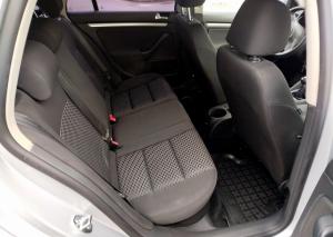 Grey Volkswagen Golf 2013 in Riga, with an engine capacity of 1.60 L and mileage of 315 thousand km for 3990 €, photo 5 on AUTOMOTO.COM.LV