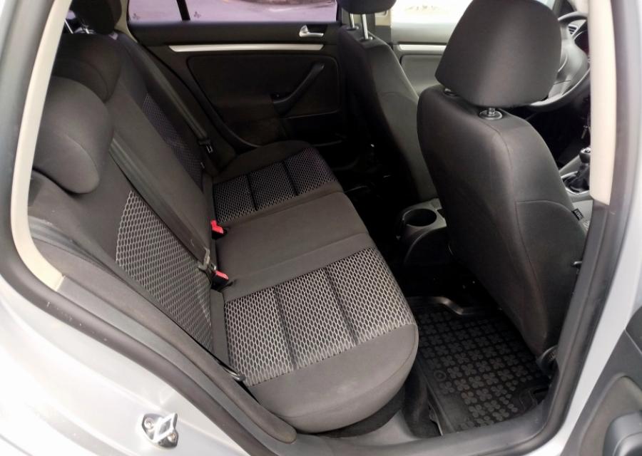 Grey Volkswagen Golf 2013 in Riga, with an engine capacity of 1.60 L and mileage of 315 thousand km for 3990 €, photo 5 on AUTOMOTO.COM.LV