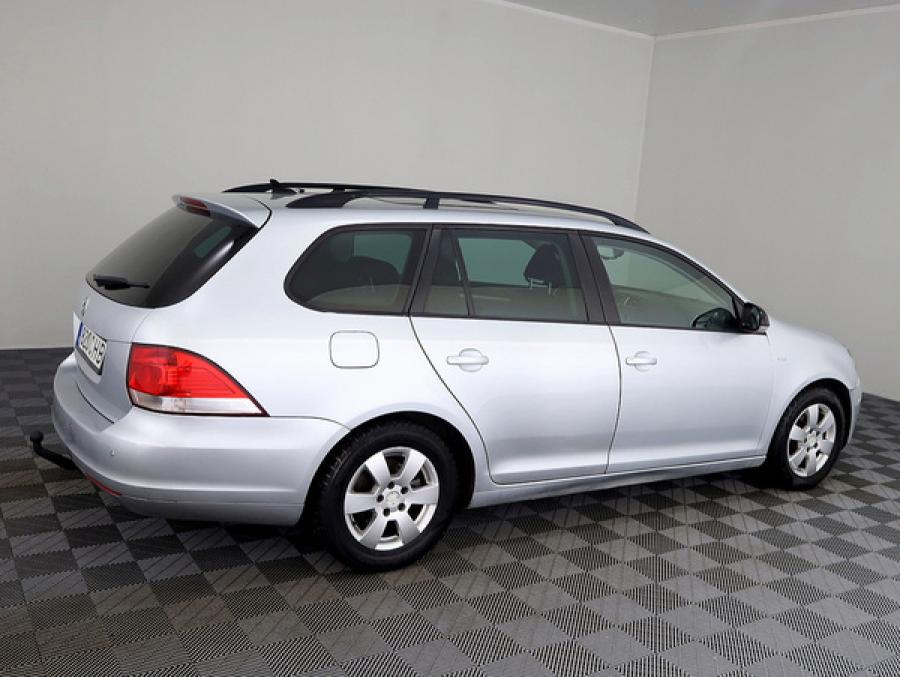 Grey Volkswagen Golf 2013 in Tallinn, with an engine capacity of 1.60 L and mileage of 310 thousand km for 1999 €, photo 4 on AUTOMOTO.COM.LV
