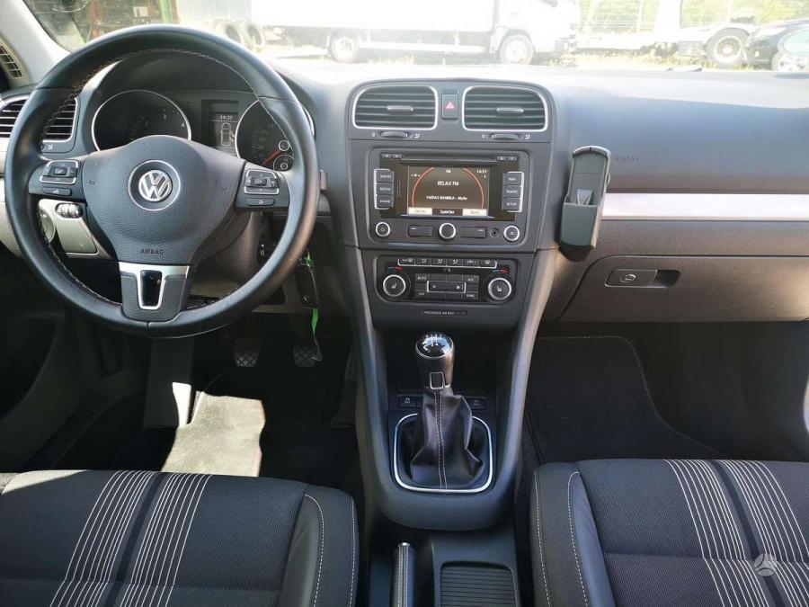 Grey Volkswagen Golf 2013 in Radviliskis, with an engine capacity of 1.60 L and mileage of 205 thousand km for 4450 €, photo 10 on AUTOMOTO.COM.LV