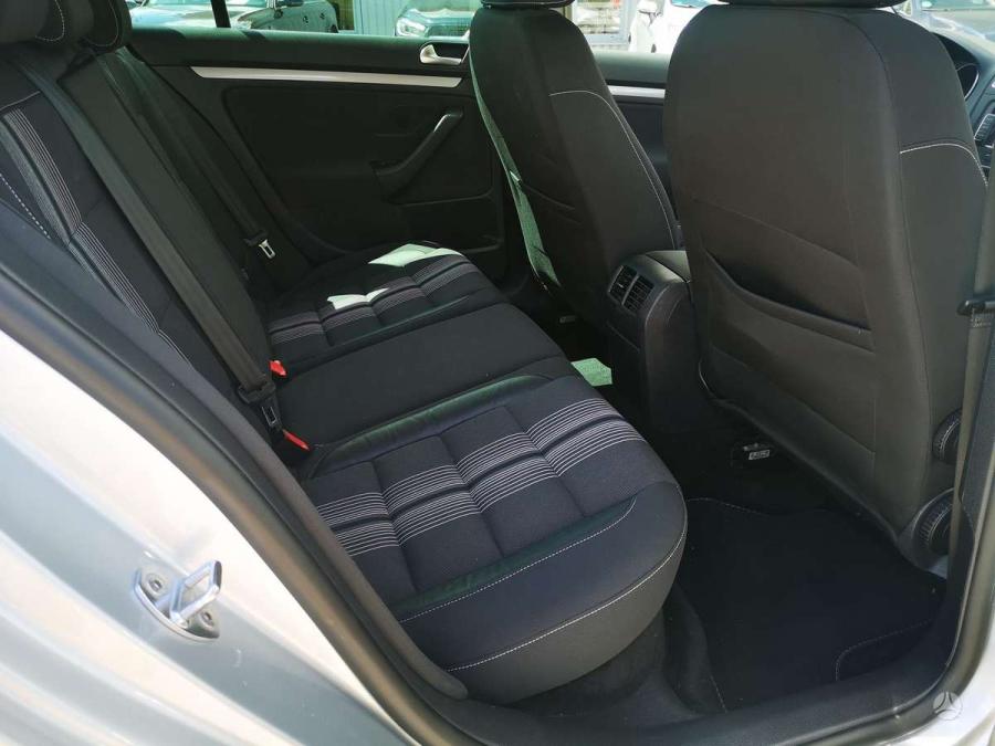 Grey Volkswagen Golf 2013 in Radviliskis, with an engine capacity of 1.60 L and mileage of 205 thousand km for 4450 €, photo 12 on AUTOMOTO.COM.LV